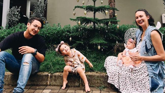 7 Potret Gaya Bunda Seleb Momong Dua Anak, Nadine Chandrawinata hingga ...