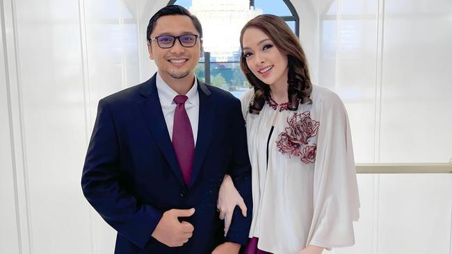 Jarang Terekspos, Ini 7 Potret Kebersamaan dr Reisa Broto Asmoro & Suami Pangeran Jawa - Foto 1