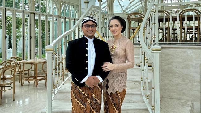 7 Potret dr Reisa Broto Asmoro & Suami Pangeran Jawa yang Jarang Tersorot - Foto 2