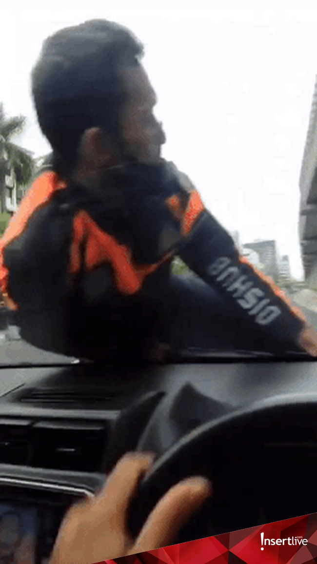 Viral Video Petugas Dishub Nemplok di Kap Mobil, Berakhir Damai Viral Video Petugas Dishub Nemplok di Kap Mobil, Berakhir Damai