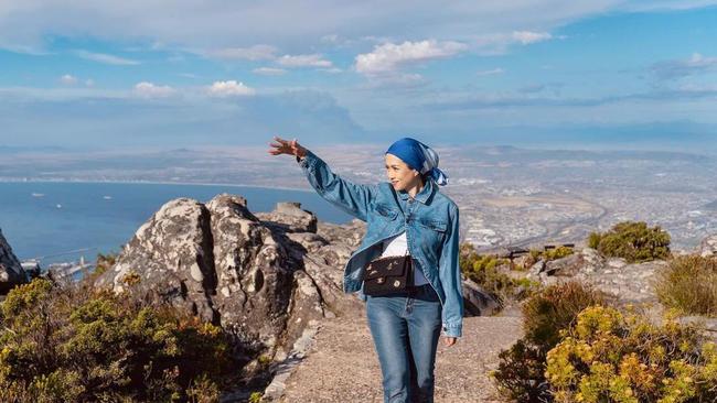 7 Potret Azrinaz Mazhar Mantan Istri Sultan Brunei Hobi Hiking, Terbaru ...