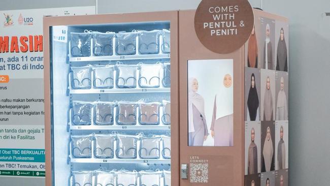 Unik Bun! Kisah di Balik Bisnis Hijab Vending Mechine di Stasiun MRT ...