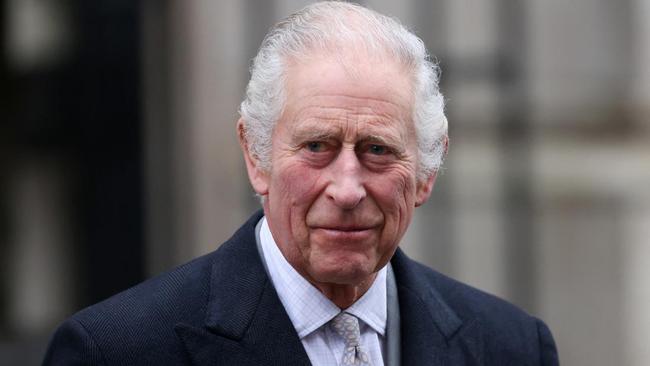 Lukisan Potret Raja Charles III Dikritik "Dia Seperti Ada di Neraka ...