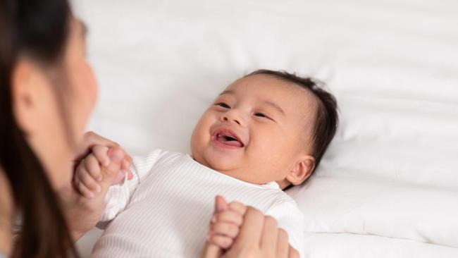 6 Cara Membuat Bayi Tertawa sesuai Usianya