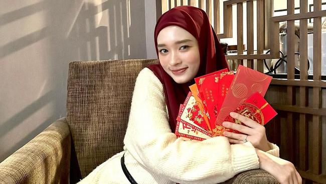 Rayakan Imlek, Inara Ungkap Alasannya & Unggah Foto Mendiang Ayah ...