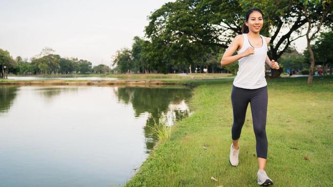 7 Manfaat Jalan Kaki Sore Bagi Kesehatan, Lakukan dengan Rutin!