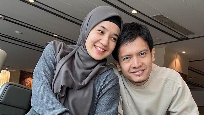 7 Potret Dhini Aminarti dan Dimas Seto, Tetap Harmonis Meski Belum Dikaruniai Momongan - Foto 1