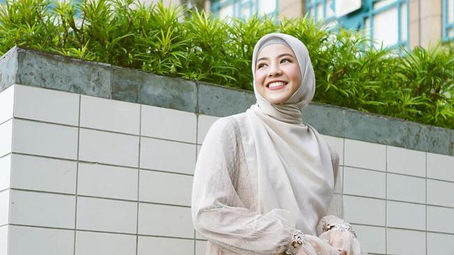 5 Potret Natasha Rizky Berbusana Syari, Inspirasi Outfit Bukber hingga ...