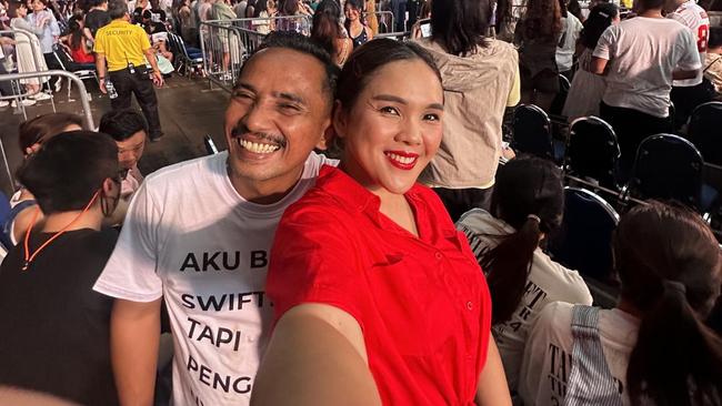 Viral Suami Pakai Baju Unik di Konser Taylor Swift Demi Istri, Ada ...