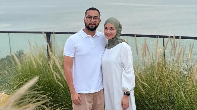 Jarang Tersorot, Intip 7 Potret Revalina S Temat & Suami Sudah 9 Th ...