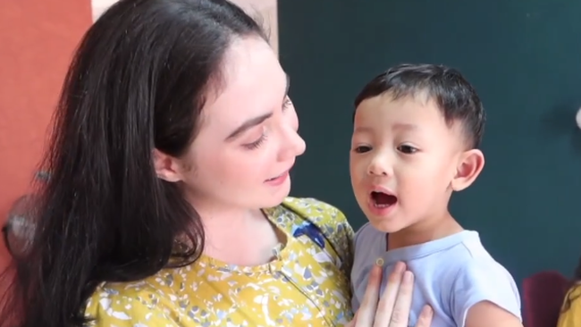 7 Potret Kalendra, Anak Ketiga Arumi Bachsin yang Dipuji Pintar dan Tampan - Foto 1