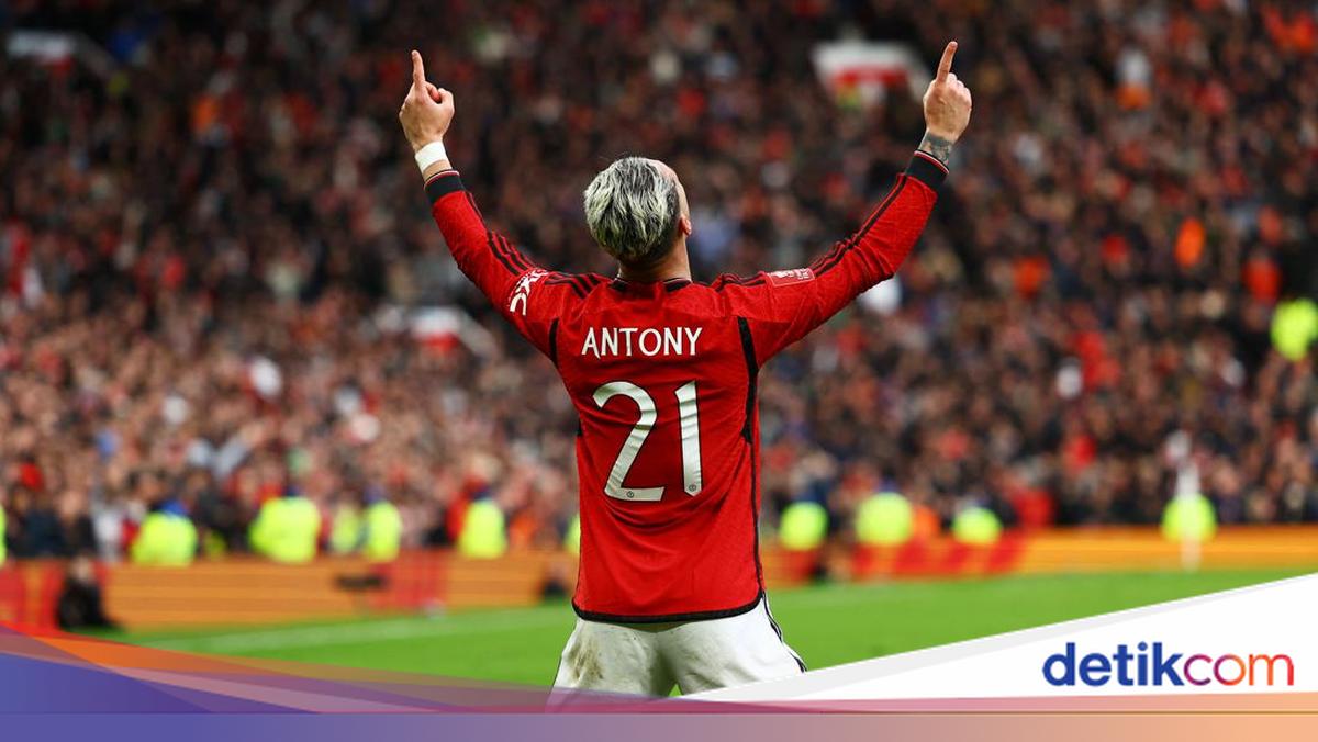 Ten Hag Apresiasi Antony yang Mau Jadi Bek