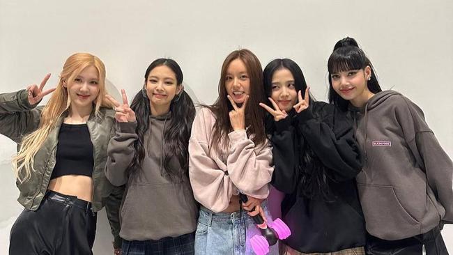 5 Potret Kedekatan Hyeri dengan Member BLACKPINK, Saling Beri Dukungan ...