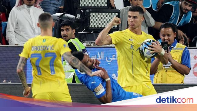 Lihat Lagi Momen Cristiano Ronaldo Kasih 'Sikutan Maut' ke Al Bulayhi