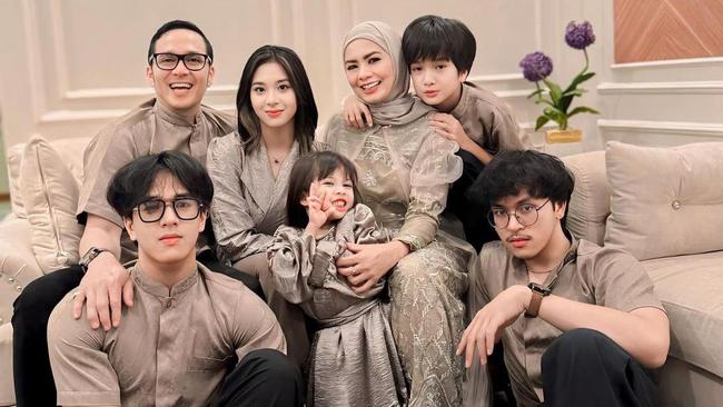 7 Potret Anak Kembar Fadli Akhmad, Salah Satunya Zee Member JKT 48 - Foto 1