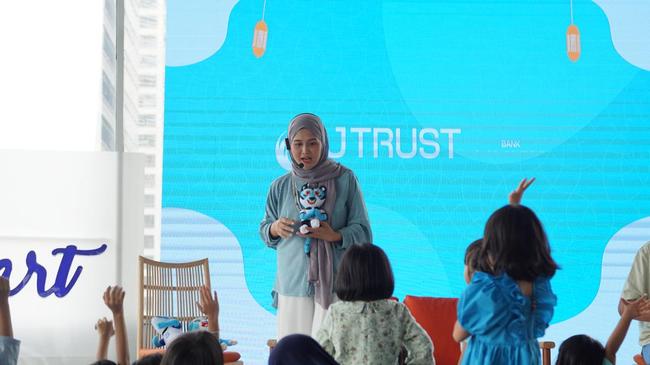 7 Potret Bunda & Si Kecil Nikmati Story Telling di Event Halal Bihalal HaiBunda x J TRUST BANK ...