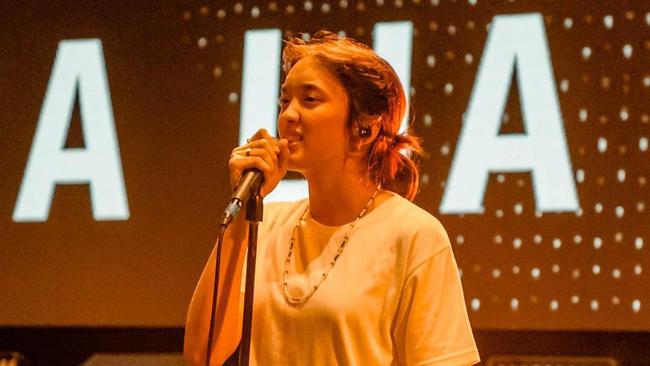 5 Potret Aishameglio Putri Duta yang Kini Jadi Backing Vokal Sheila on ...