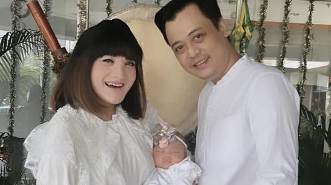5 Potret Kiki Amalia Pamerkan Hasil ASI Perah untuk Baby Aleesya yang ...