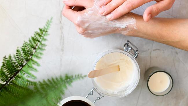 Cara Menggunakan Body Scrub yang Tepat Agar Terasa Manfaatnya, Cek Kamu ...