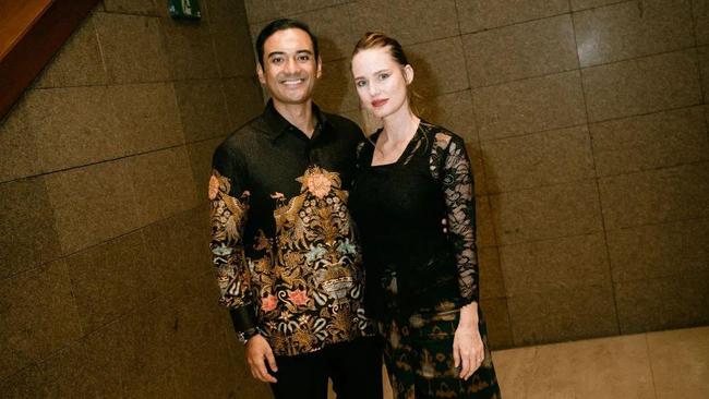 5 Potret Terbaru Ario Bayu dan Istri Bule Prancis Hadiri Premiere Film di Singapura - Foto 1