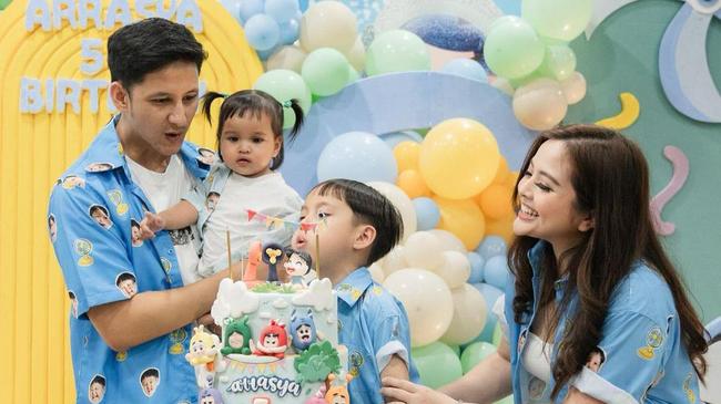 7 Potret Ultah ke-5 Arrasya Anak Tasya Kamila, Baju hingga Dekorasi Tema Kipas Angin - Foto 1