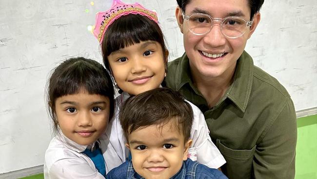 7 Potret Kedekatan Teuku Rassya dengan Adik-adik Sambungnya - Foto 1