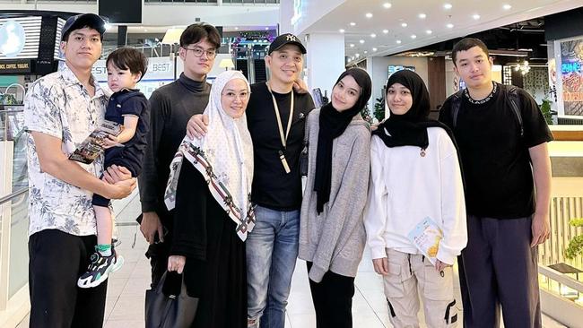 5 Potret Lyra Virna & Fadlan Muhammad Bersama Enam Anaknya, Selalu Kompak Bun - Foto 1