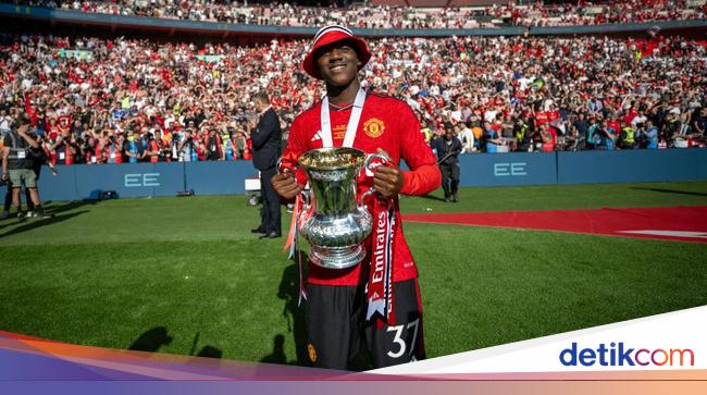 Viral Kobbie Mainoo 'Selamatkan' Amad Diallo dari Semprotan Sampanye