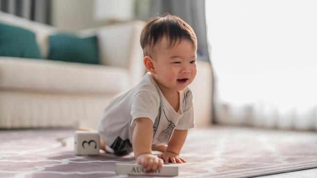 Perkembangan Normal Bayi 6 bulan, Mulai Merangkak hingga Belajar ...