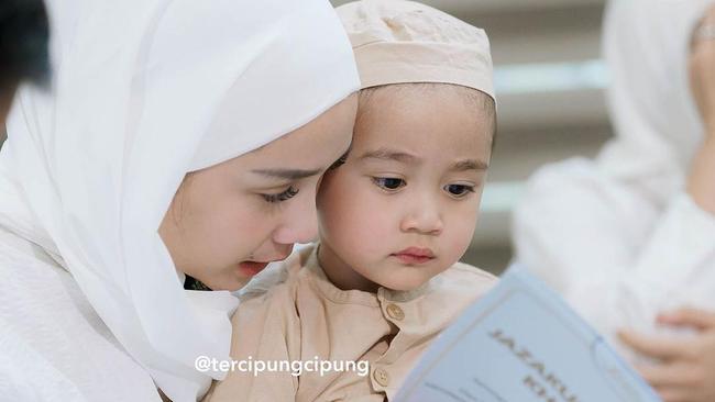 7 Potret Gemas Rayyanza Ikut Doakan Nagita Slavina & Raffi Ahmad Sebelum Pergi Haji - Foto 1