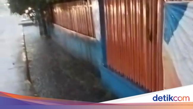 Palembang Banjir Usai Diguyur Hujan Deras Selama Satu Jam Palembang Banjir Usai Diguyur Hujan Deras Selama Satu Jam