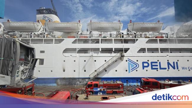 Kebakaran KM Umsini di Makassar: Kronologi hingga Dugaan Penyebab Kebakaran KM Umsini di Makassar: Kronologi hingga Dugaan Penyebab
