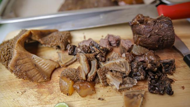 3 Cara Membersihkan Kulit Sapi dari Bulunya untuk Dikonsumsi