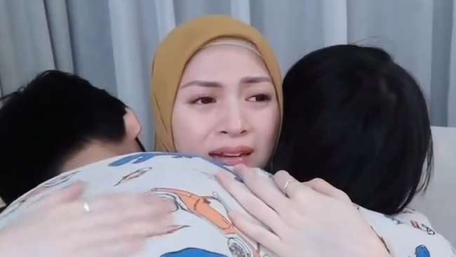 5 Potret Momen Haru Artis Saat Pamit ke Anak untuk Berangkat Haji, Nangis dan Minta Maaf - Foto 1