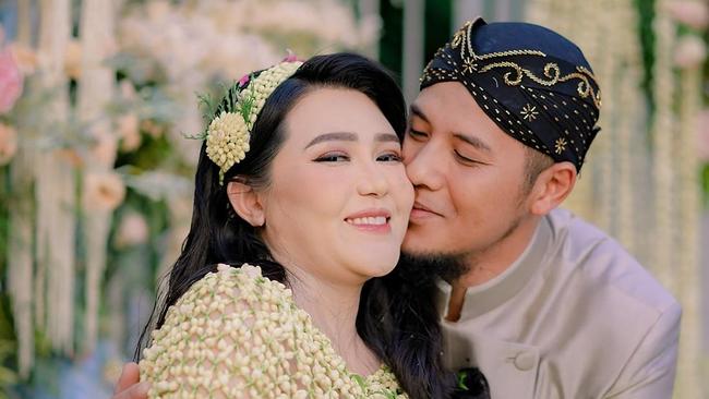 7 Potret Tingkeban Kehamilan Via Vallen, Siap Menyambut Baby A - Foto 1