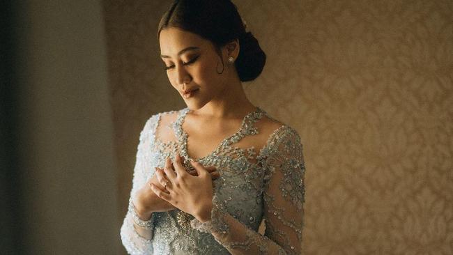 Aaliyah Massaid Memukau Pakai Kebaya Brokat Mewah Serba Biru saat Lamaran