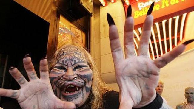 Mengenal Dennis Avner, Manusia Kucing yang Hidupnya Berakhir Tragis