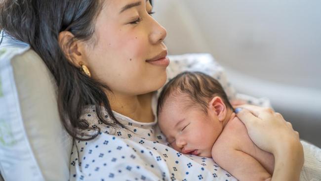 Mengenal Metode Kangoroo Mother Care Bantu Bayi Prematur untuk Menyusu ASI