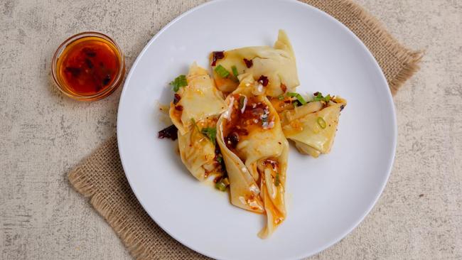 Resep Pangsit Chilli Oil, Camilan Lembut Gurih Berbalut Saus Pedas Mantap
