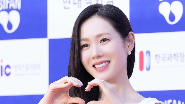 Awet Muda di Usia 42 Tahun, Simak Potret Terbaru Aktris Korea Son Ye Jin di Red Carpet BIFAN ...