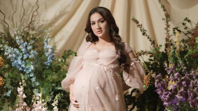 7 Potret Maternity Photoshoot Tengku Dewi Putri, Tampil Anggun dengan ...