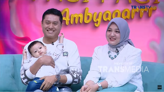 Terpopuler: Kisah Viral Pasutri Beda Usia 24 Tahun