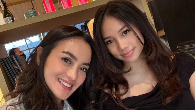 7 Potret Ririn Ekawati dan Putri Sulungnya Jasmine, Disebut Seperti Kakak-Adik - Foto 1