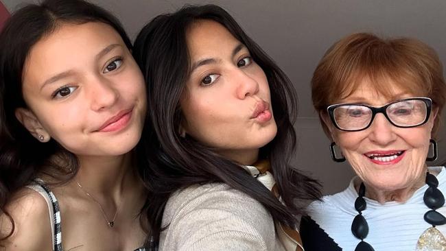 7 Potret Pevita Pearce Akhirnya Kumpul Bareng Nenek dan Adik Sambung di Inggris - Foto 1