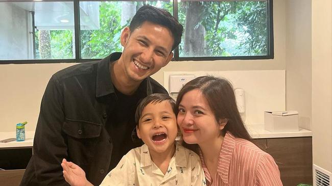 7 Potret Arrasya Putra Tasya Kamila Disunat, Santuy Sambil Main Game ...