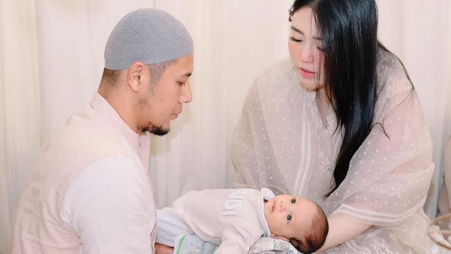 5 Potret Akikah Agham Anak Pertama Via Vallen, Wajah Ganteng Sang Bayi Jadi Sorotan - Foto 1
