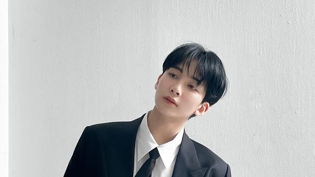 Yakin K-Popers Sejati? Tebak Nama Idol K-Pop Ini dari Potongan Fotonya!