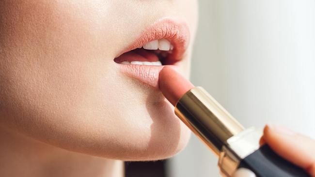 10 Rekomendasi Lipstik yang Tidak Membuat Bibir Kering dan Hitam ...