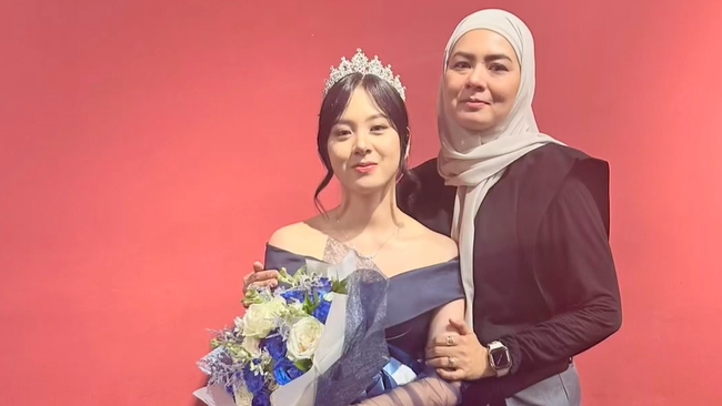 7 Potret Zee Putri Akhmad Fadli Lulus dari JKT48, Sang Bunda Ungkap Kebanggan dan Doa - Foto 1