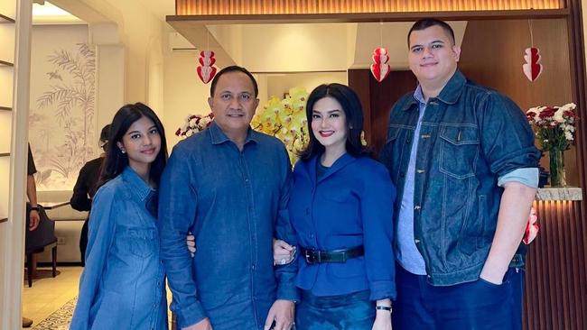 7 Potret Bella Saphira bersama Suami dan Anak Sambung, Si Bungsu Sudah Jadi Gadis Cantik - Foto 1